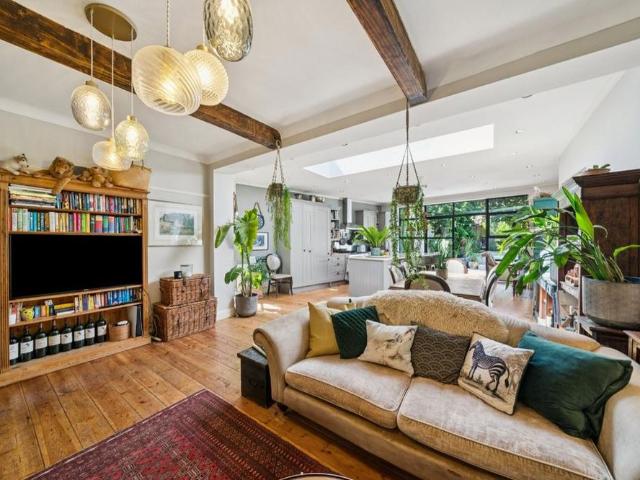 6 bedroom semi detached house to rent