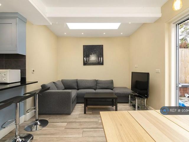 6 bedroom semi detached house to rent
