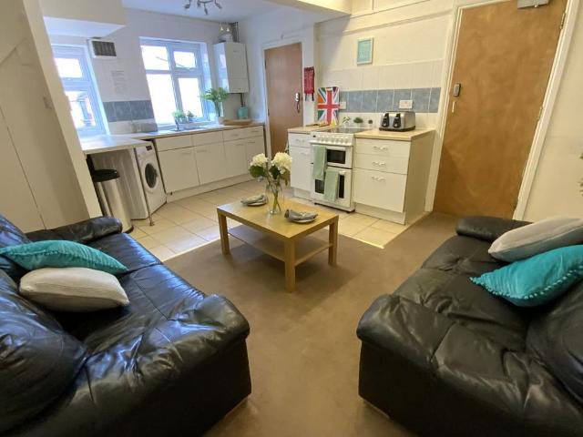 6 bedroom semi detached house to rent