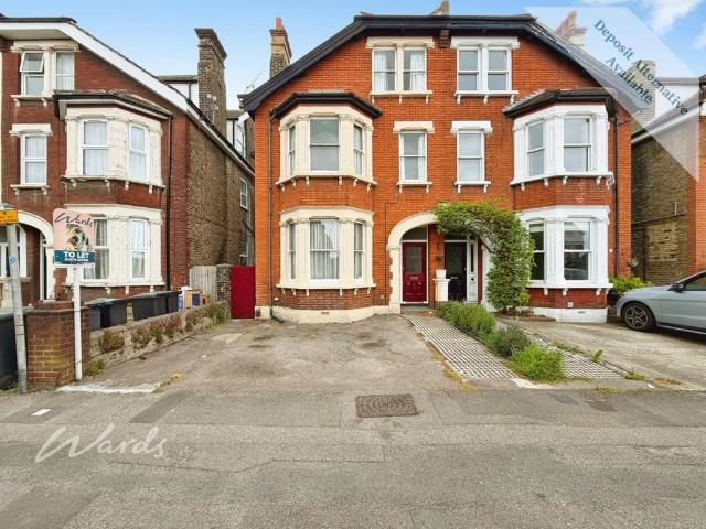 6 bedroom semi detached house to rent