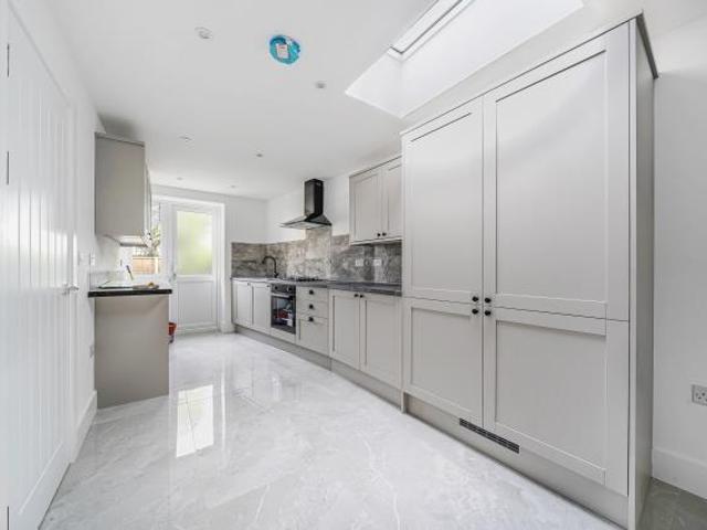 6 bedroom semi detached house to rent