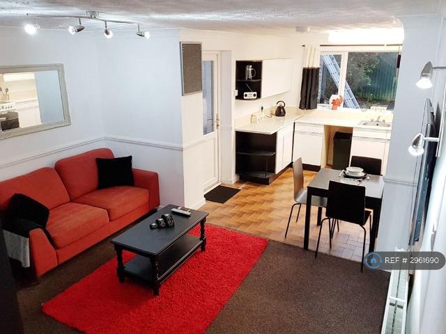 6 bedroom semi detached house to rent