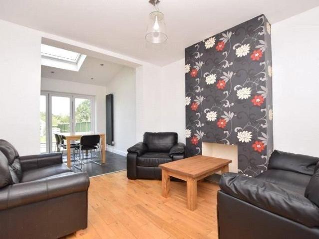 6 bedroom semi detached house to rent