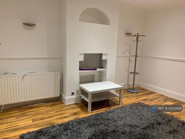 6 bedroom semi detached house to rent