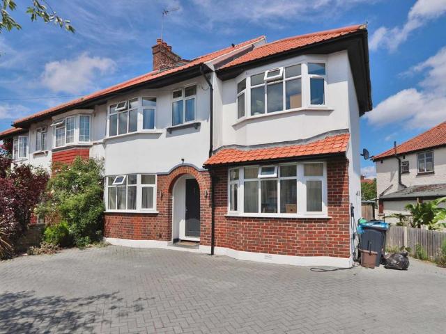 6 bedroom semi detached house to rent
