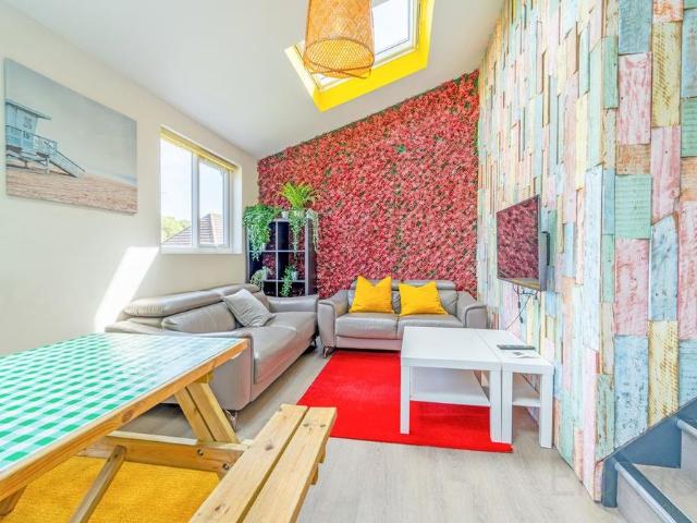 6 bedroom semi detached house to rent