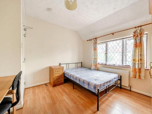 6 bedroom semi detached house to rent