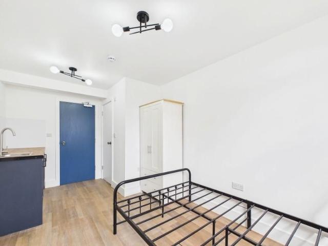 6 bedroom semi detached house to rent