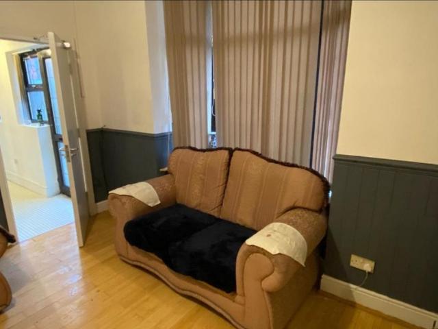 6 bedroom semi detached house to rent
