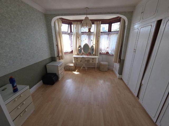 6 bedroom semi detached house to rent