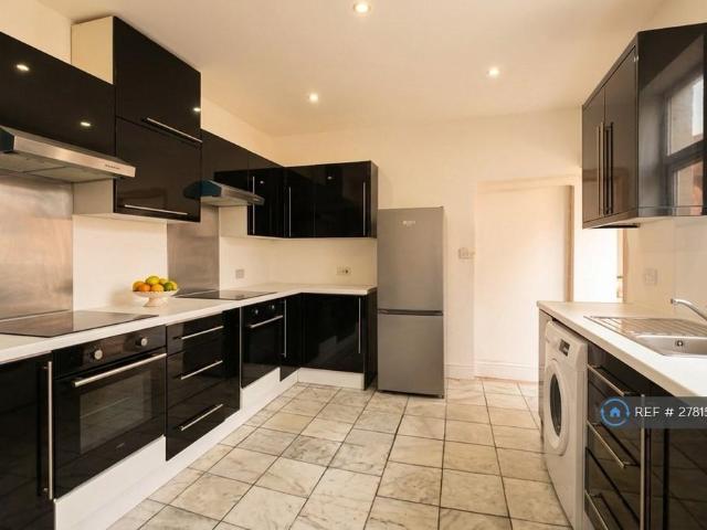6 bedroom semi detached house to rent