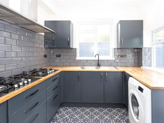 6 bedroom semi detached house to rent