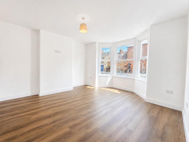 6 bedroom semi detached house to rent