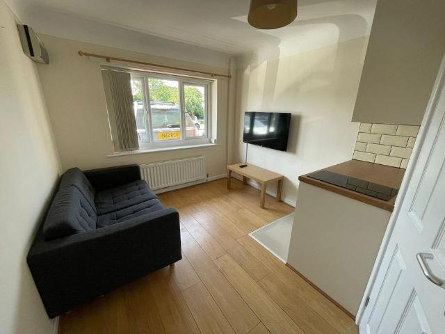 6 bedroom semi detached house to rent