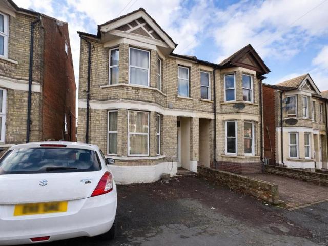 6 bedroom semi detached house to rent