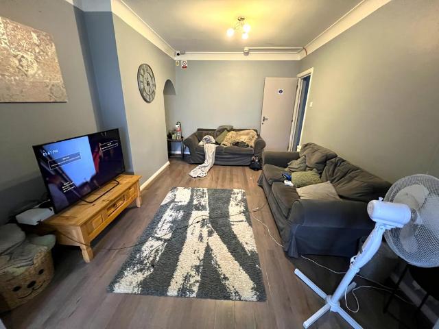 6 bedroom semi detached house to rent