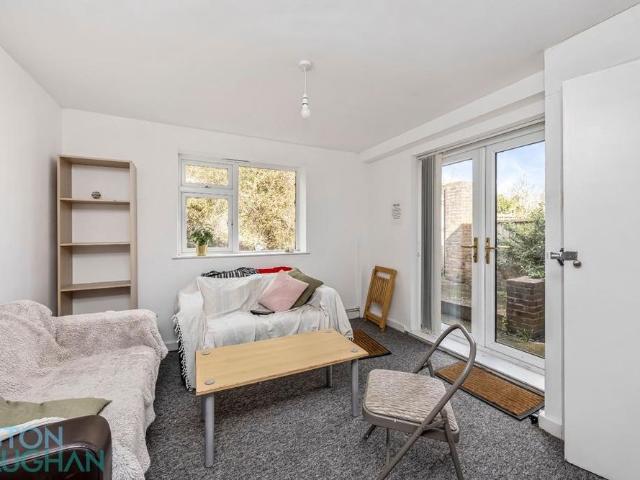 6 bedroom semi detached house to rent