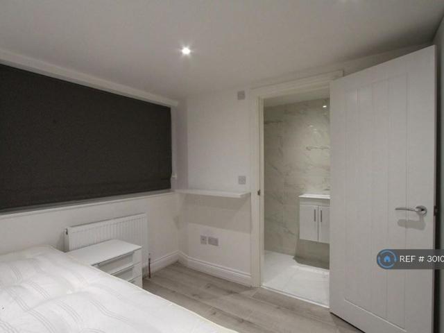 6 bedroom semi detached house to rent