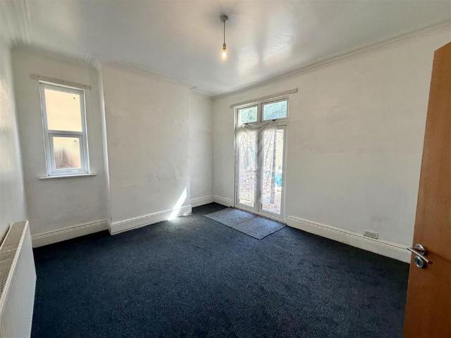 6 bedroom semi detached house to rent