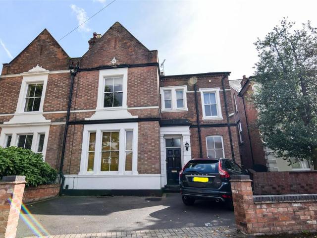 6 bedroom semi detached house to rent