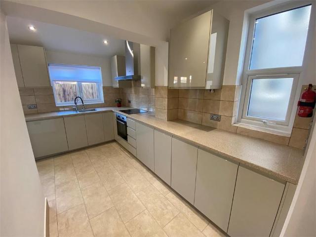6 bedroom semi detached house to rent