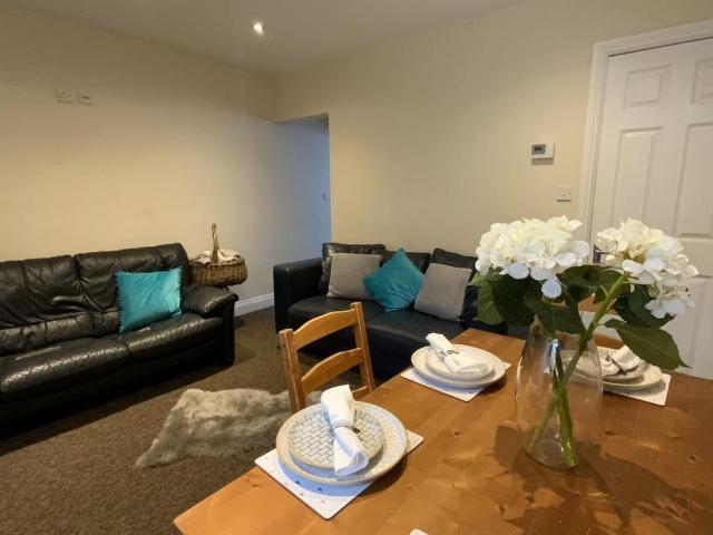 6 bedroom semi detached house to rent