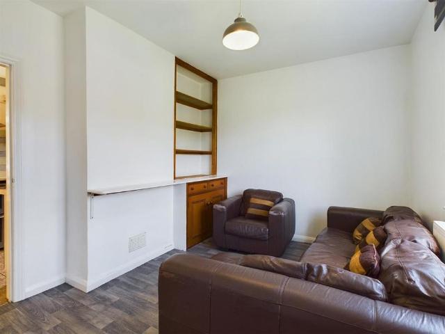 6 bedroom semi detached house to rent