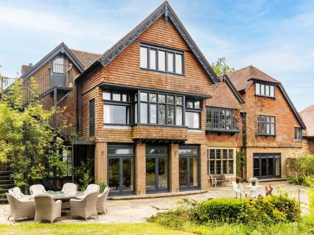 6 bedroom semi detached house to rent