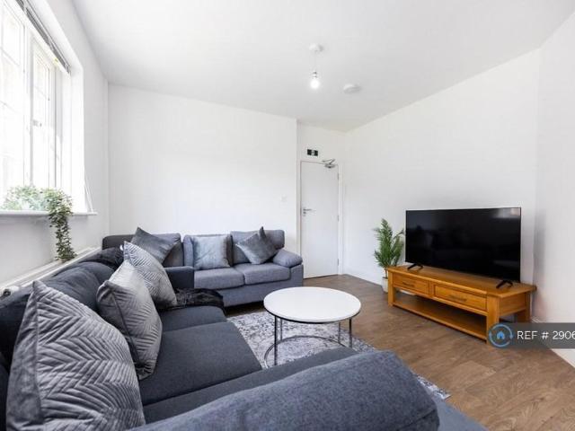 6 bedroom semi detached house to rent