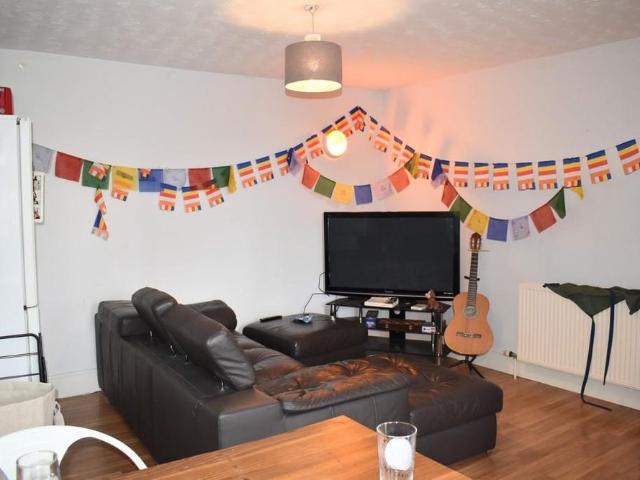 6 bedroom semi detached house to rent