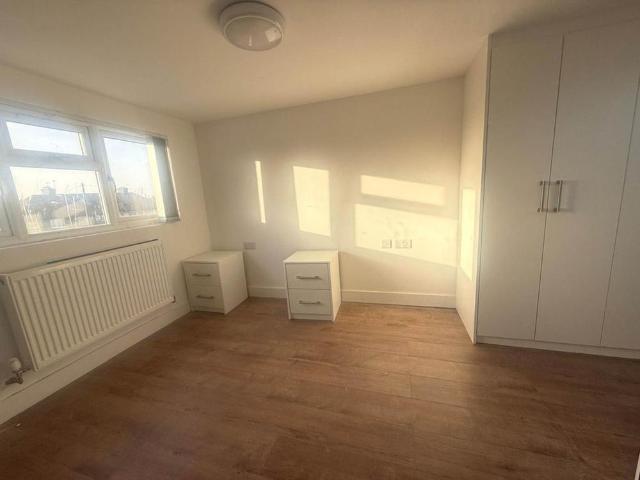 6 bedroom semi detached house to rent