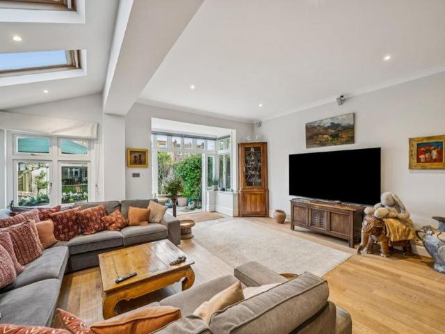 6 bedroom semi detached house to rent