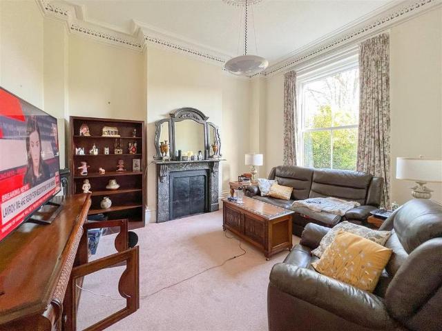 6 bedroom semi detached house to rent