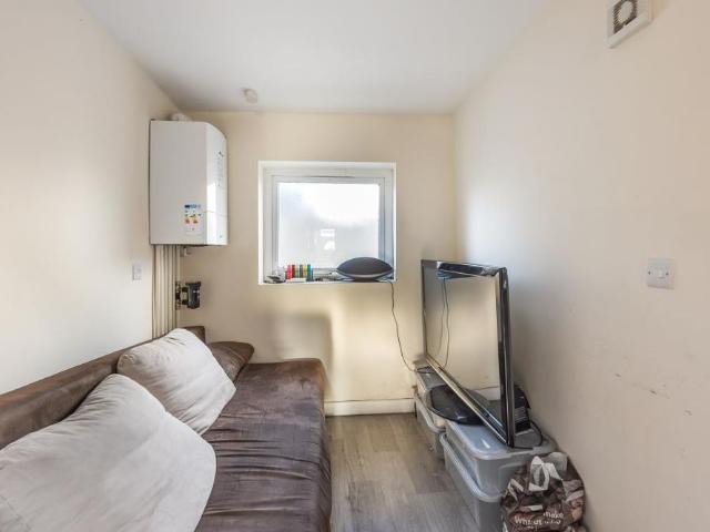 6 bedroom semi detached house to rent