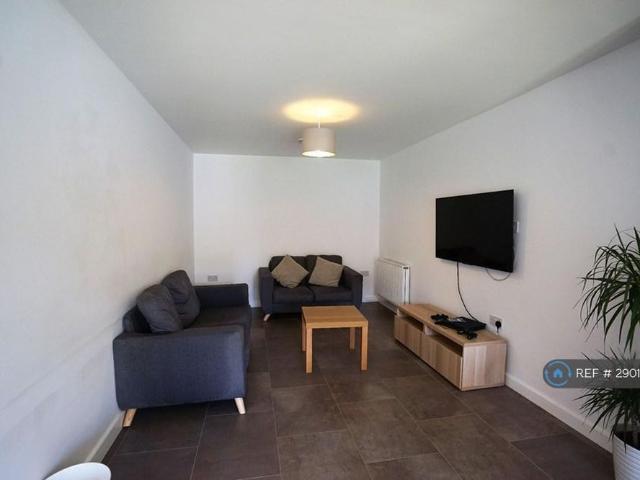6 bedroom semi detached house to rent