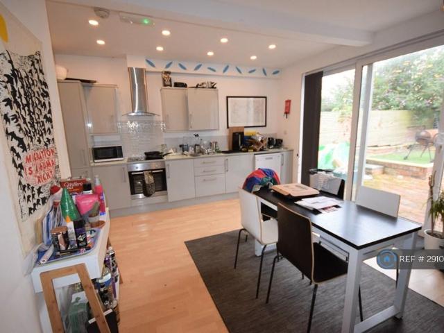 6 bedroom semi detached house to rent