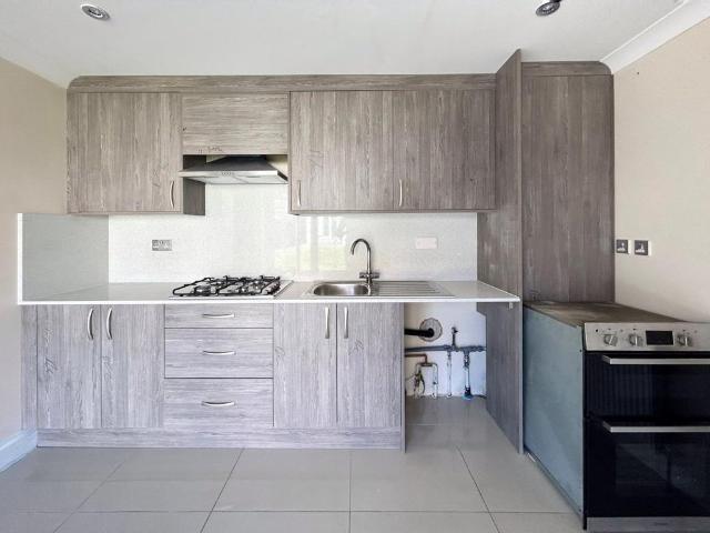 6 bedroom semi detached house to rent