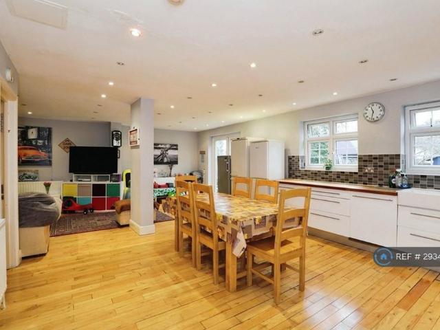 6 bedroom semi detached house to rent