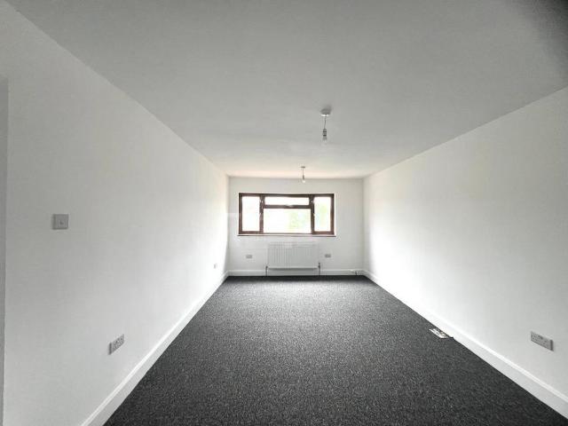 6 bedroom semi detached house to rent