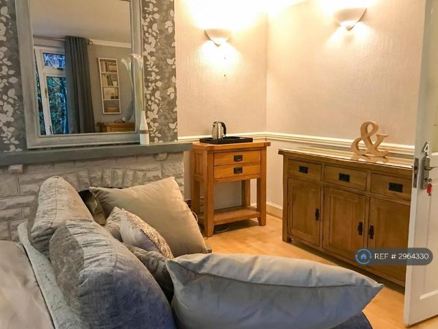 6 bedroom semi detached house to rent