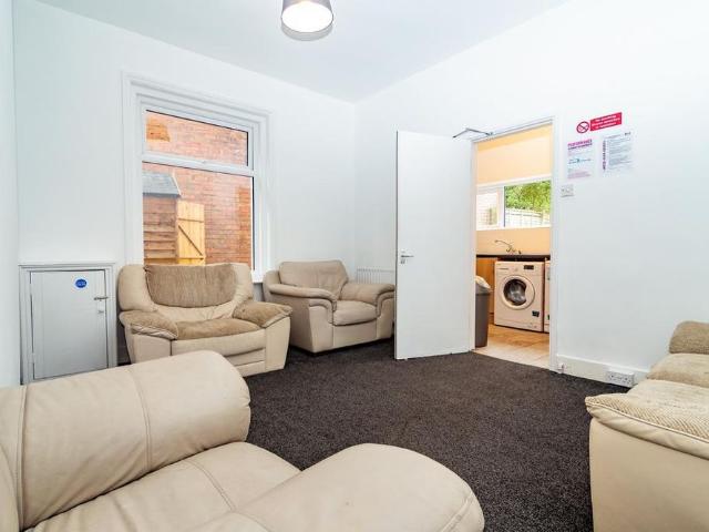 6 bedroom semi detached house to rent