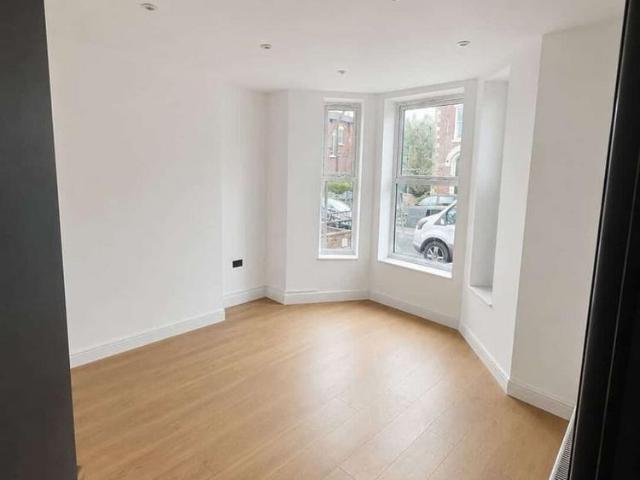 6 bedroom semi detached house to rent