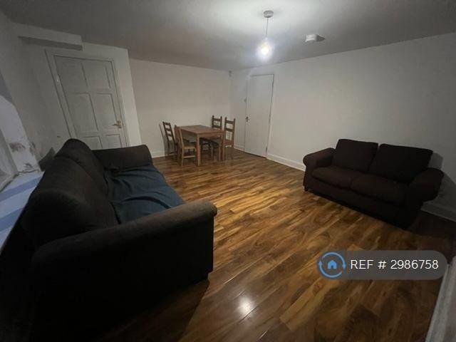 6 bedroom semi detached house to rent