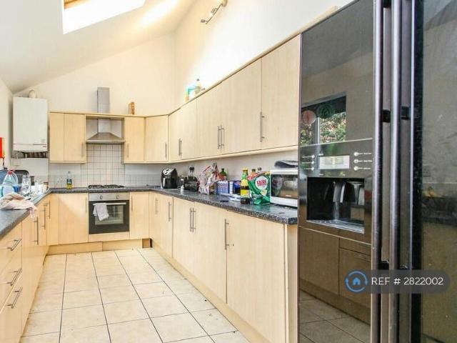 6 bedroom semi detached house to rent