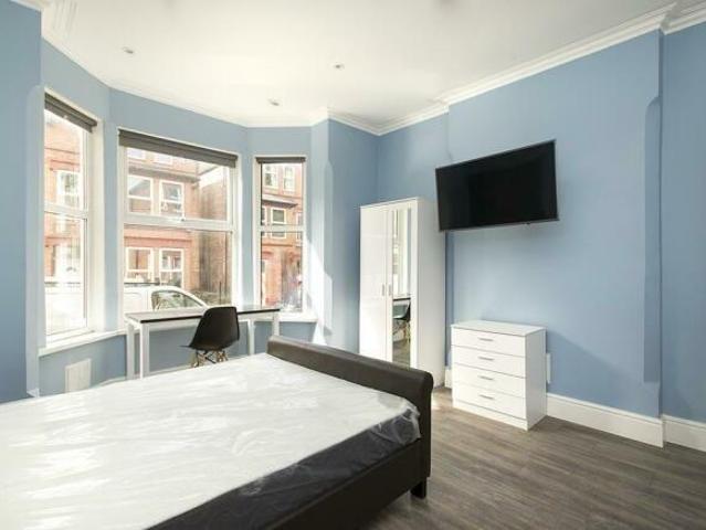 6 bedroom semi detached house to rent