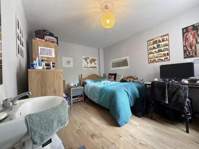 6 bedroom semi detached house to rent