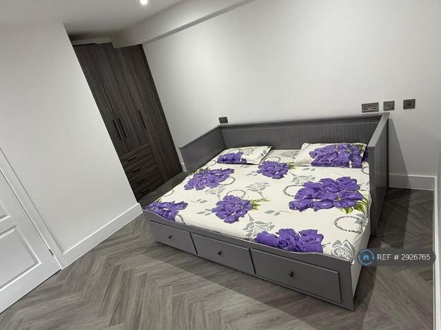 6 bedroom semi detached house to rent
