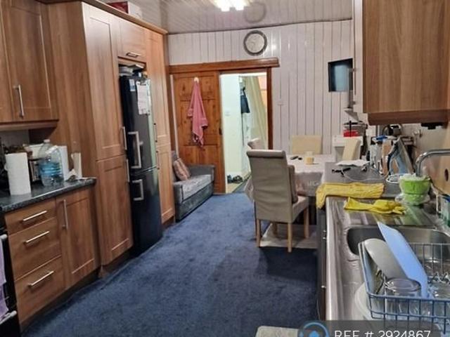 6 bedroom semi detached house to rent