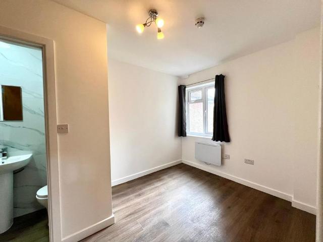 6 bedroom semi detached house to rent