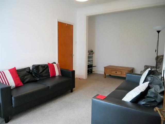 6 bedroom semi detached house to rent